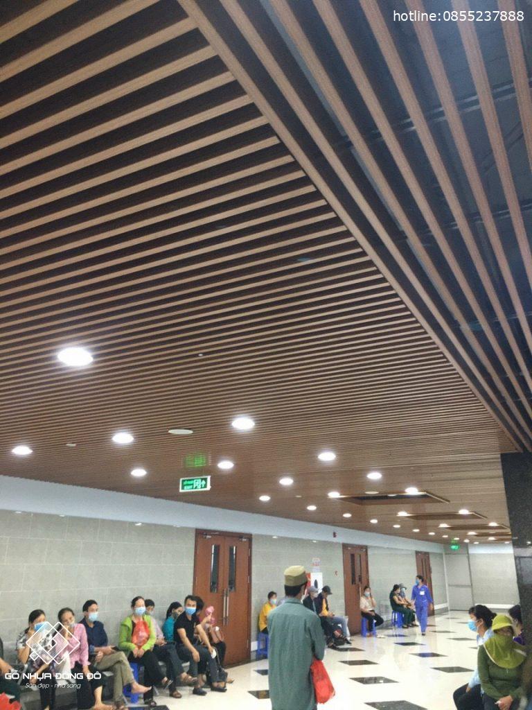 Lam Treo Tường Trần HG8040 Red Teak - Lam Gỗ Nhựa